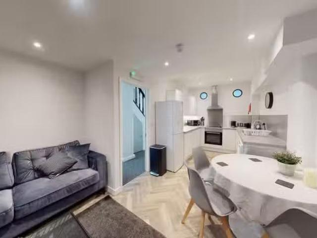 Charming 3 BA 4 bedroom house for rent in Old Market Street, B.