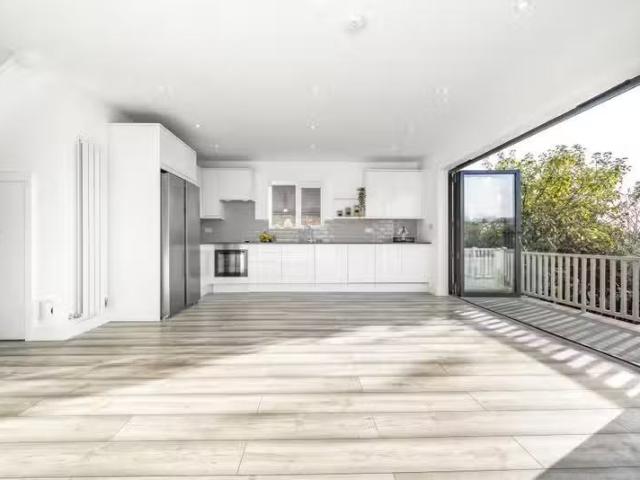 Cheap 3 BA 4 bedroom semi detached bungalow for rent in Eversl.