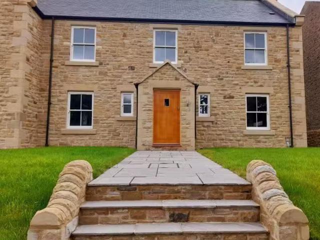 Cozy 3 BA 4 bedroom semi detached house for rent in Ebba House.