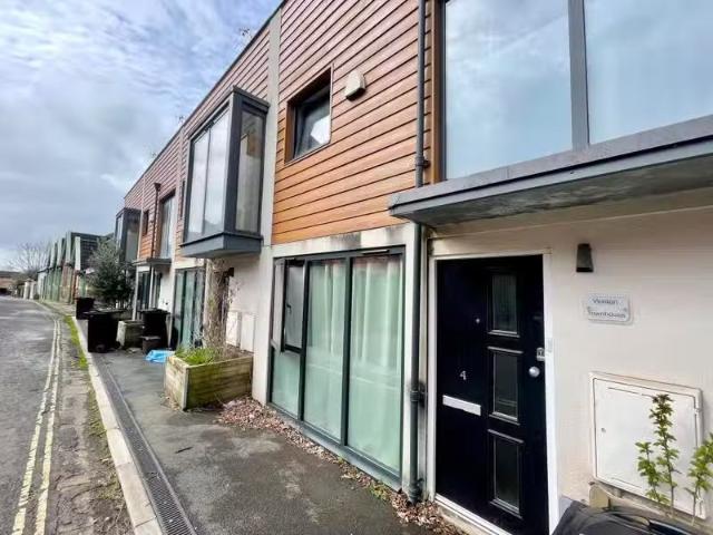 Unique 3 BA 4 bedroom town house for rent in Winton Lane, Tott.