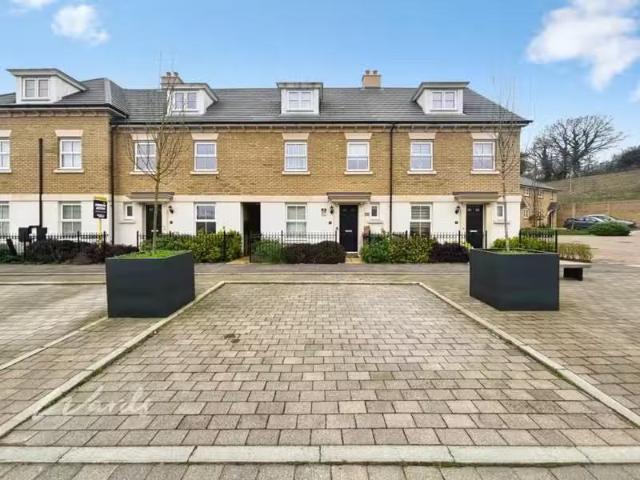 Cozy 3 BA 4 bedroom terraced house for rent in Emmeline Avenue.