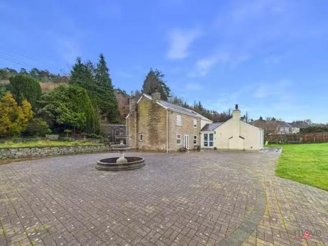 Unique 3 BA 5 bedroom detached house for rent in Corner Road.