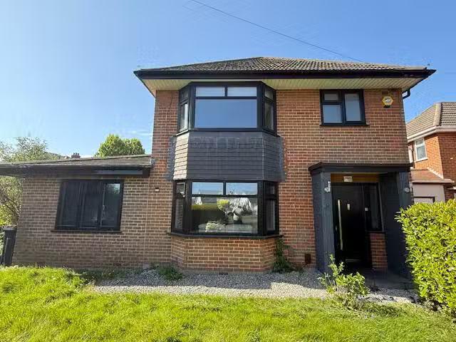 Cozy 3 BA 5 bedroom detached house for rent in Castle Lane Wes.