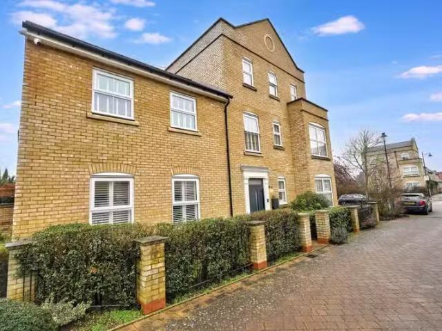 New 3 BA 5 bedroom detached house for rent in Banks Lane, Stan.