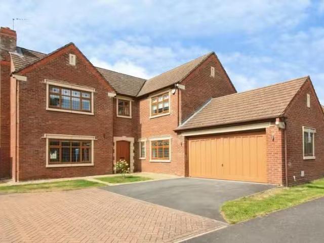 Charming 3 BA 5 bedroom detached house for rent in Glade Drive.