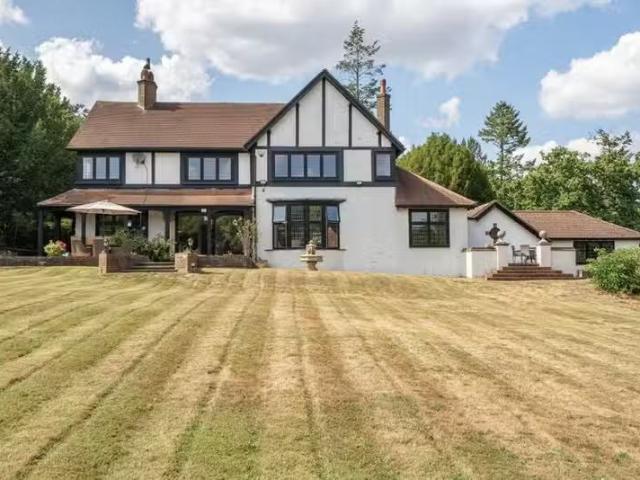 Deal! 3 BA 5 bedroom detached house for rent in Furze Hill Pur.