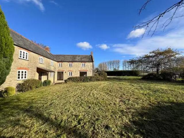 Cheap 3 BA 5 bedroom detached house for rent in interactioney'.