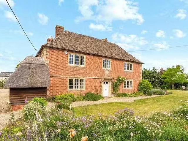 Unique 3 BA 5 bedroom detached house for rent in Martins Road.