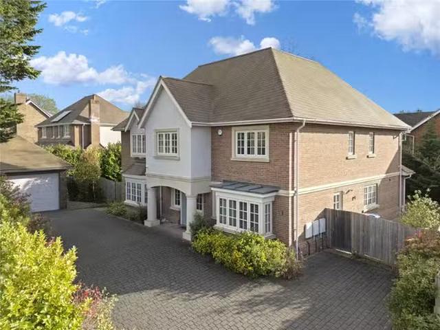 Rental! 3 BA 5 bedroom detached house for rent in Ridgelands.