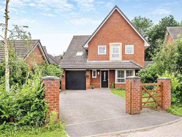 Nice 3 BA 5 bedroom detached house for rent in Wood Farm Close.