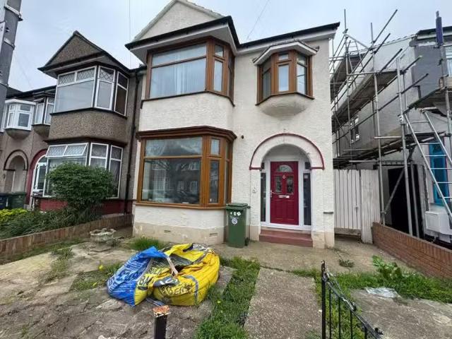 Unique 3 BA 5 bedroom semi detached house for rent in Sheringh.