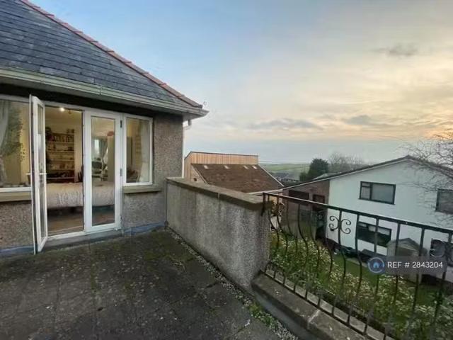 Charming 3 BA 6 bedroom detached house for rent in Westbourne.