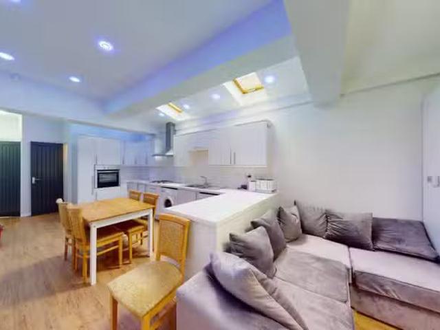 For Rent! 3 BA 6 bedroom house for rent in 287 Heeley Road, Se.