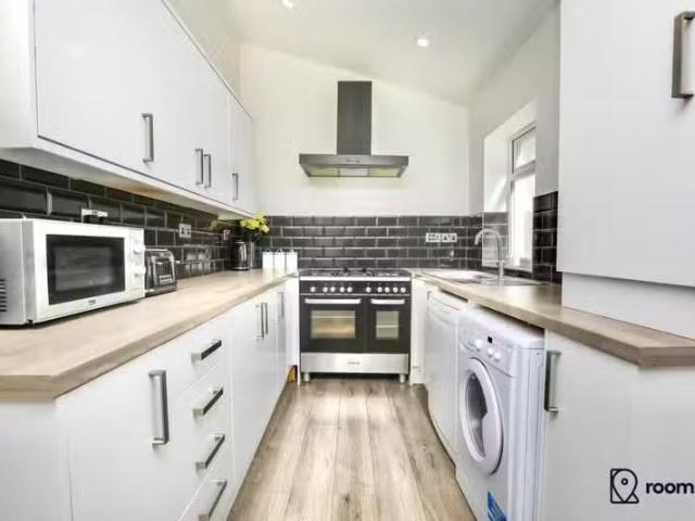 Cheap 3 BA 7 bedroom house for rent in Dial Street, Kensington.