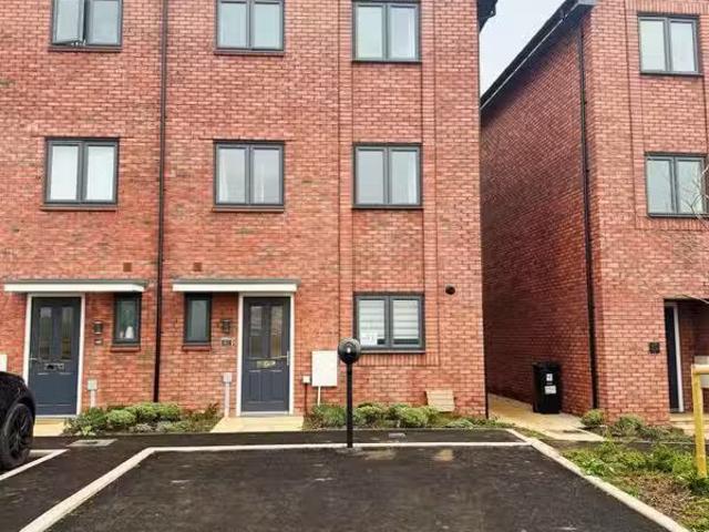 Nice 3 BA 1 bedroom house share for rent in Baylis Gardens, Br.