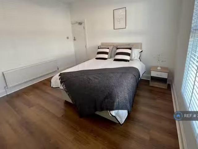 Cheap 3 BA 1 bedroom house share for rent in Wellfield Road, L.