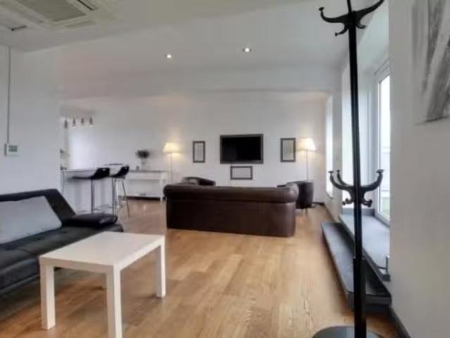 Charming 3 BA 3 bedroom apartment for rent in 15 Warstone Lane.