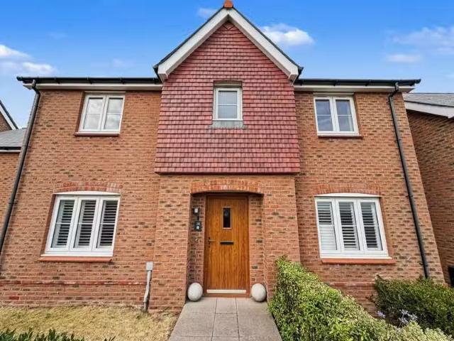 Nice 3 BA 3 bedroom detached house for rent in Jersey Road, Ex.