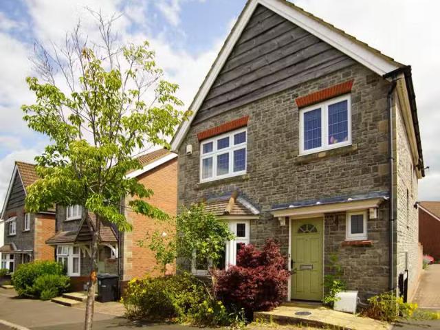 Nice 3 BA 3 bedroom detached house for rent in Leader Street.