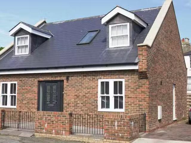 Cheap 3 BA 3 bedroom detached house for rent in Mulberry Court.