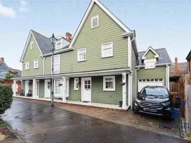 Rental! 3 BA 3 bedroom end of terrace house for rent in Burnel.