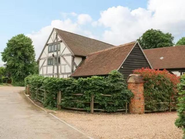 Nice 3 BA 3 bedroom house for rent in Great Tangley, Wonersh.