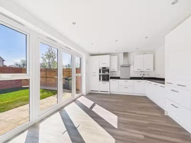 Just in! 3 BA 3 bedroom house for rent in Duxbury Close, Stone.