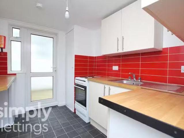 Unique 3 BA 3 bedroom maisonette for rent in New England Road.
