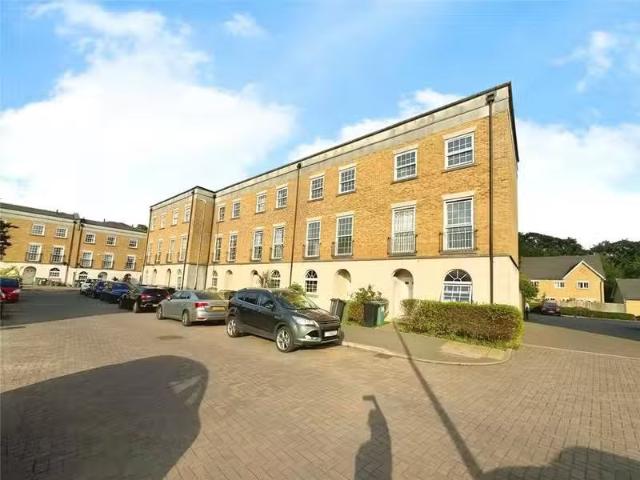 Rental! 3 BA 3 bedroom Mid Terrace House to rent, Tarragon Roa.