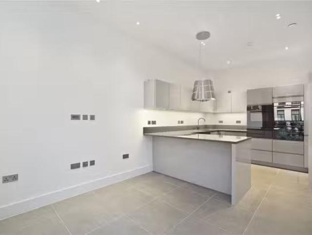Cheap 3 BA 3 bedroom property to let in Bonchurch Road, North.
