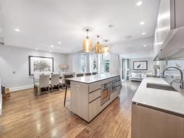 Cozy 3 BA 3 bedroom property to let in Cadogan Gardens, London.