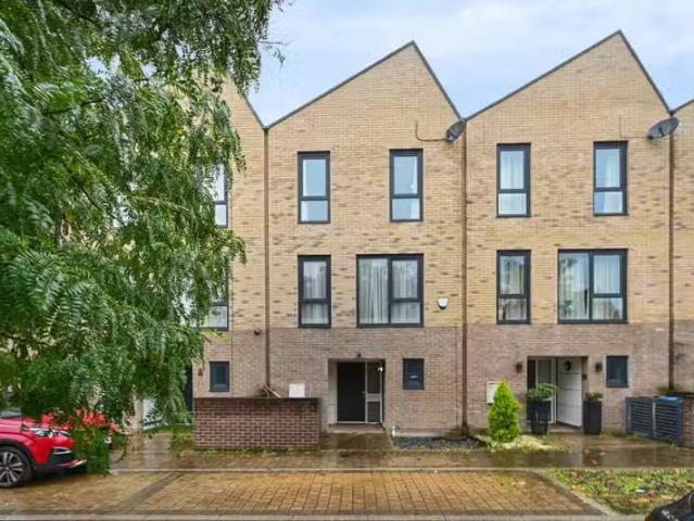 Nice 3 BA 3 bedroom town house for rent in Sandpiper Drive, Ha.