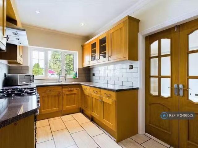 Cozy 3 bedroom detached house for rent in Newlands Drive, Birm.