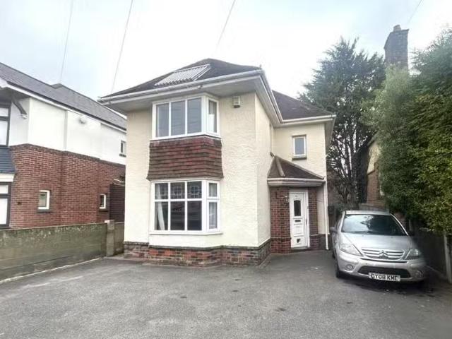 Cheap 3 bedroom detached house for rent in Castle Lane West, B.