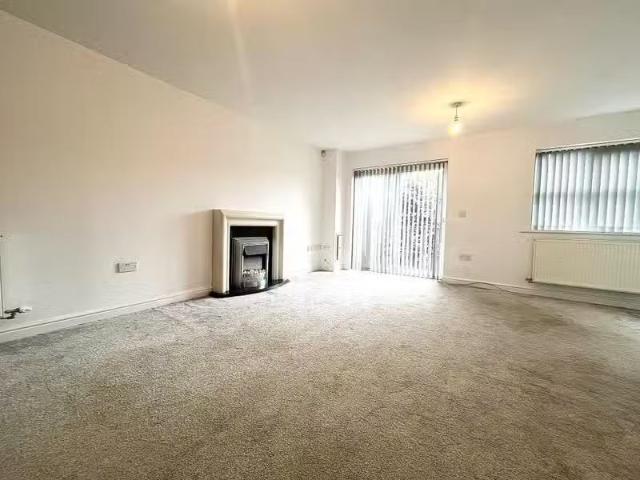 Just in! 3 bedroom end of terrace house for rent in Arctic Str.