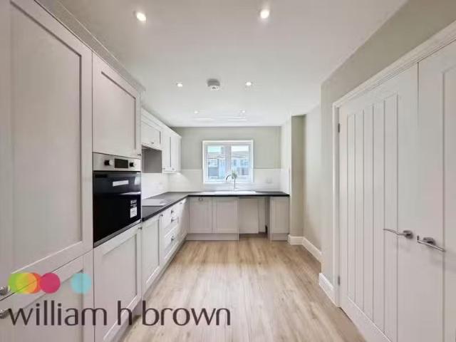 Deal! 3 bedroom end of terrace house for rent in Granger Avenu.