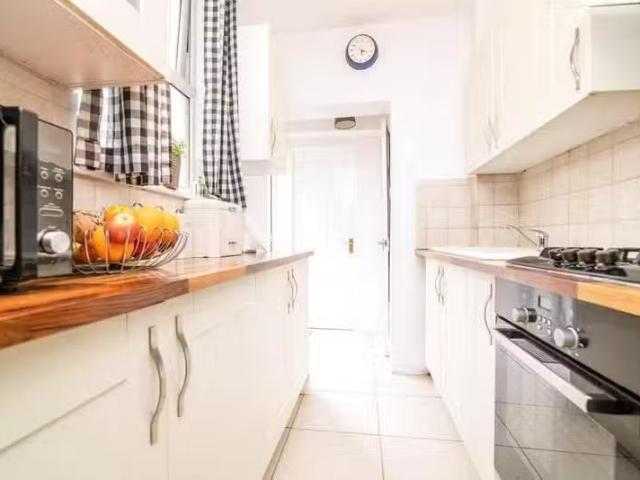 Nice 3 bedroom end of terrace house for rent in Perrott Street.