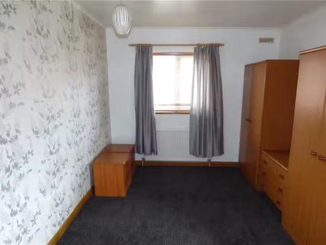 Cheap 3 bedroom end of terrace house for rent in Sybil Street.