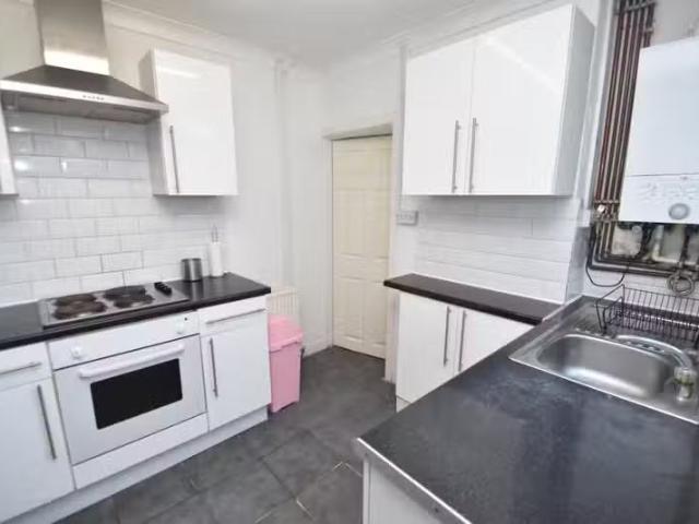 Cheap 3 bedroom house for rent in Glenroy Street, Roath, Cardi.