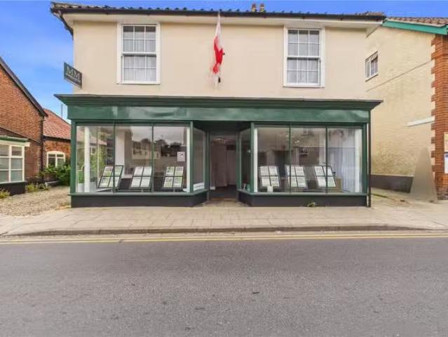 Deal! 3 bedroom property for rent in London Road, Harleston, N.
