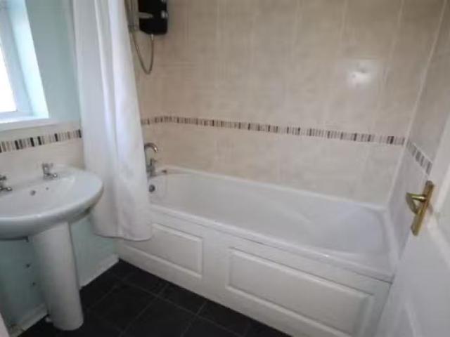 Cheap 3 bedroom semi detached house for rent in 75 Dangerfield.