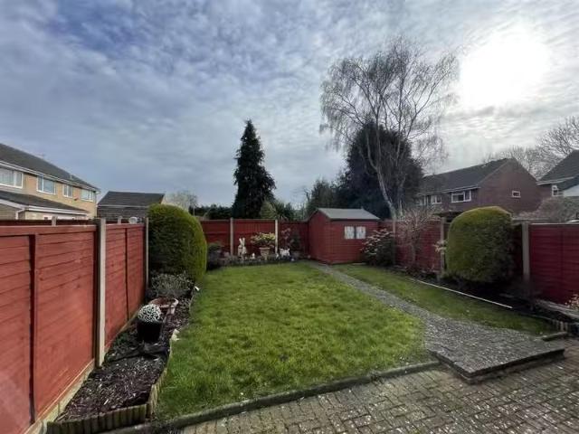 Cheap 3 bedroom semi detached house for rent in Denning Drive.