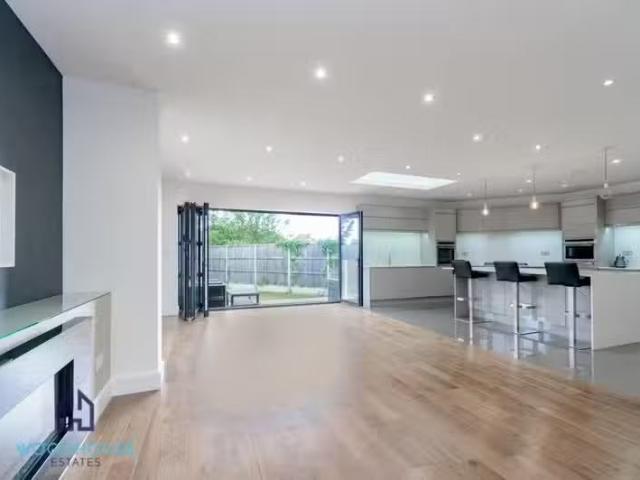 Cozy 3 bedroom semi detached house for rent in Ferncroft Avenu.