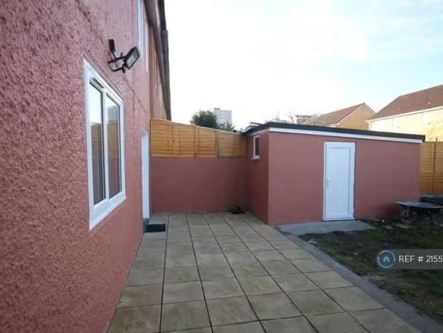 Charming 3 bedroom semi detached house for rent in Mowcroft Ro.