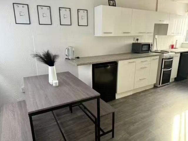 Just in! 3 bedroom terraced house for rent in Beech Avenue, Ch.