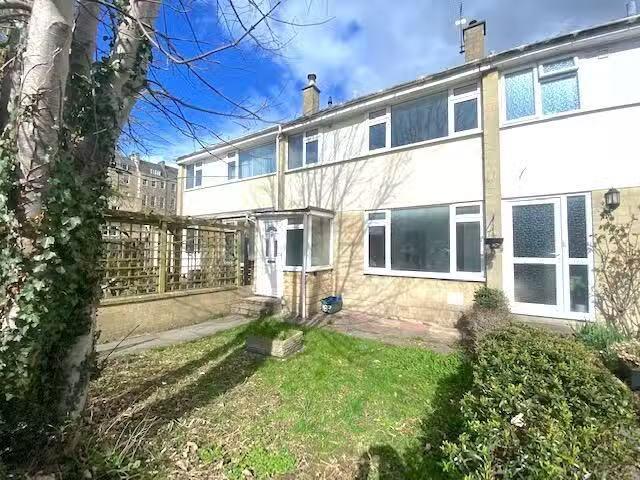 Rental! 3 bedroom terraced house for rent in Ringswell Gardens.