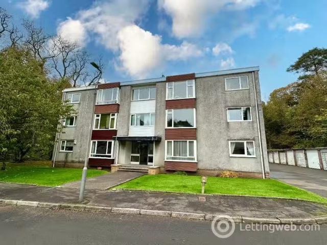 Cozy 3 BR Property to rent in Bankholm Place, Busby, Glasgow.