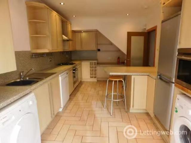 Cheap 3 BR Property to rent in Gairn Terrace, Aberdeen, AB10 6AY