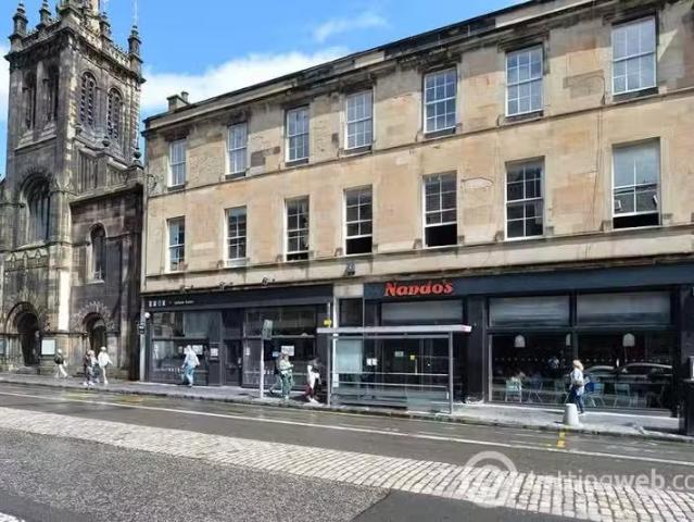 Nice 3 BR Property to rent in George IV Bridge, Central, Edinb.