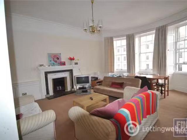 Cozy 3 BR Property to rent in 2F1 Hanover Street, Edinburgh.